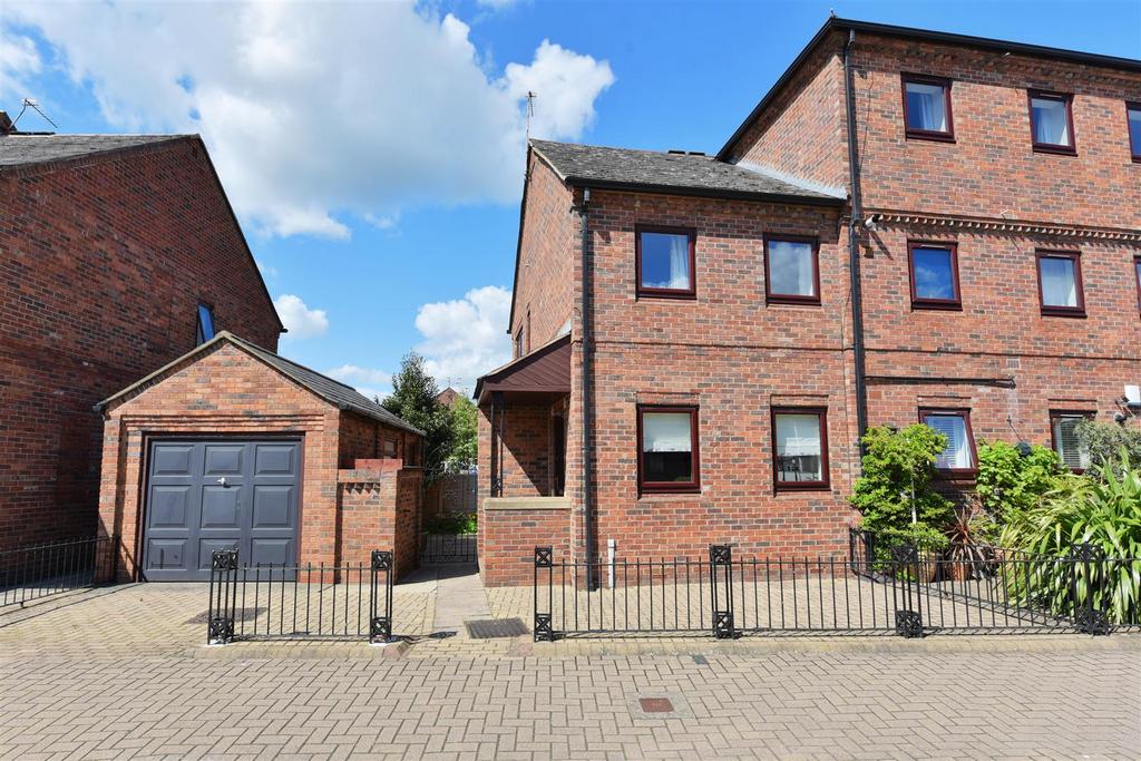 Fewster Way, York 2 bed townhouse for sale - £350,000