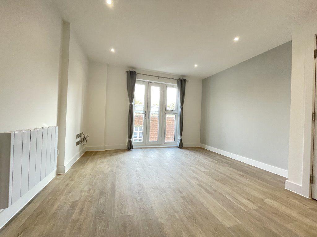 203 Aspect Point, Wentworth St... 1 bed flat - £825 pcm (£190 pw)