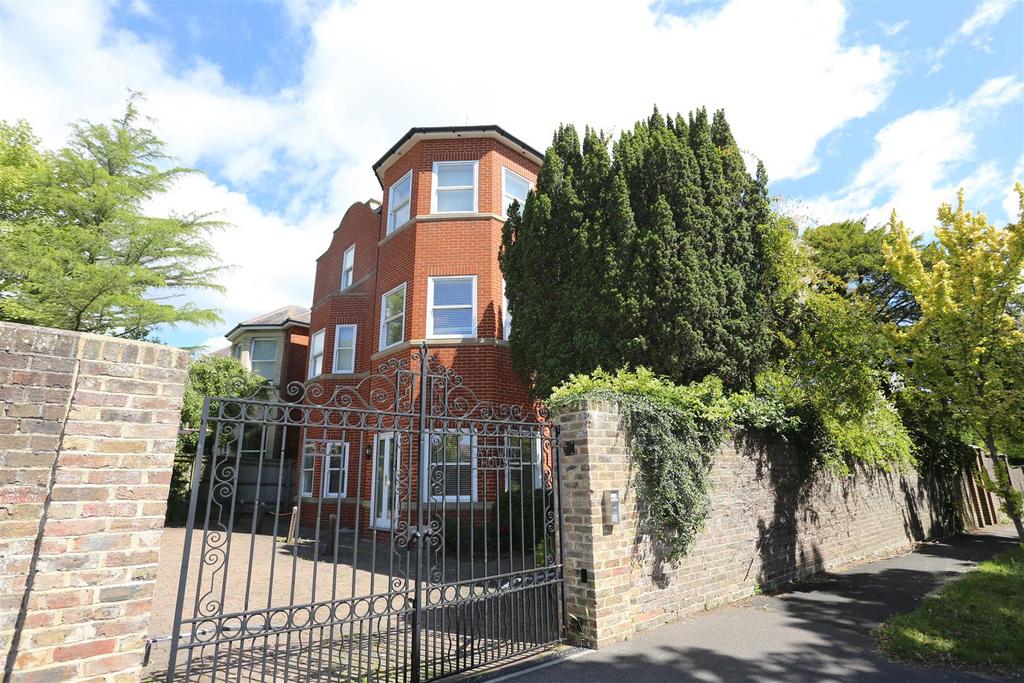 Aylwin House, Dyke Road Avenue... 2 bed flat - £1,600 pcm (£369 pw)