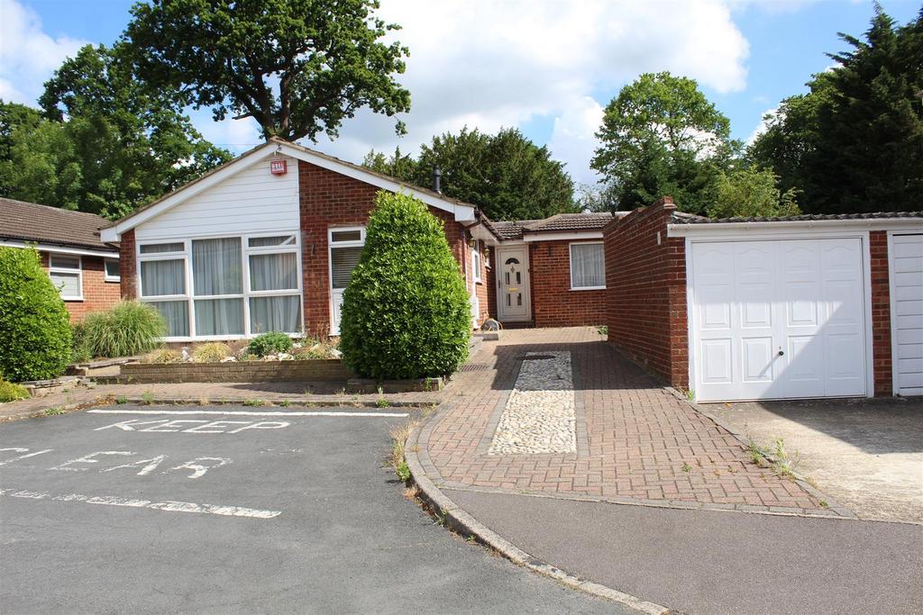The Spinney, Potters Bar EN6 3 bed detached bungalow - £575,000