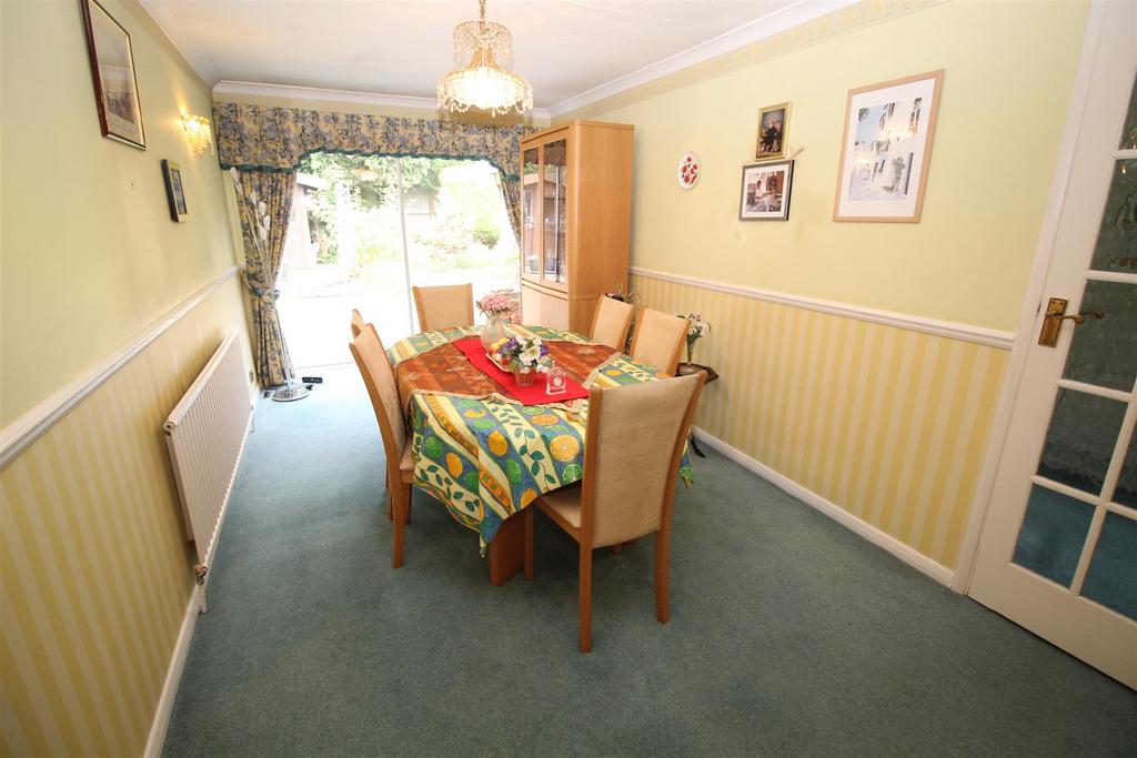 The Spinney, Potters Bar EN6 3 bed detached bungalow - £575,000