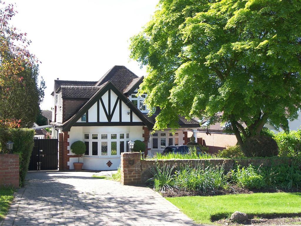 GEORGES WOOD ROAD, BROOKMANS PARK AL9 4 bed detached house - £995,000