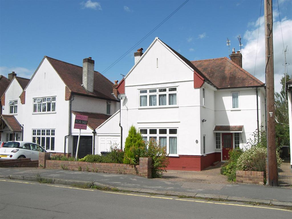 Mount Grace Road, Potters Bar EN6 3 bed detached house - £695,000