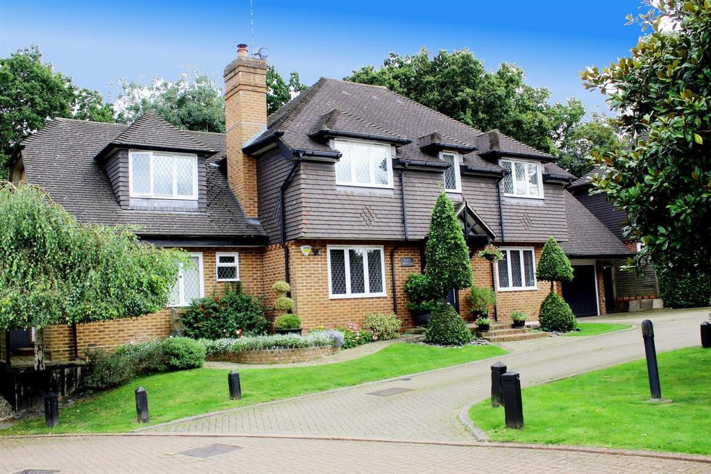 8 Parkfield View, Potters Bar EN6 6 bed detached house - £1,350,000