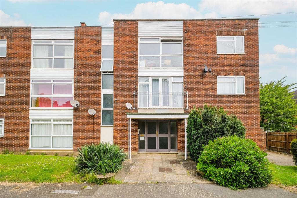 Connaught Avenue, North Chingford 2 bed flat - £400,000