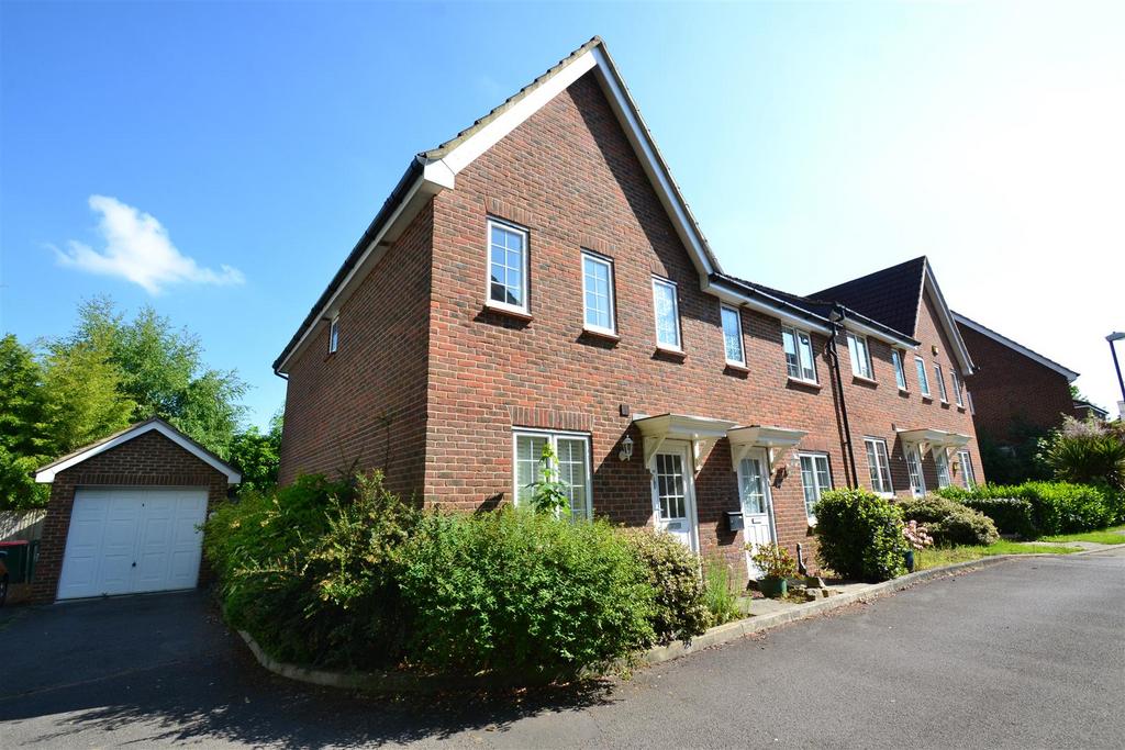 Oakhill Chase, Crawley 3 bed end of terrace house to rent - £1,900 pcm ...
