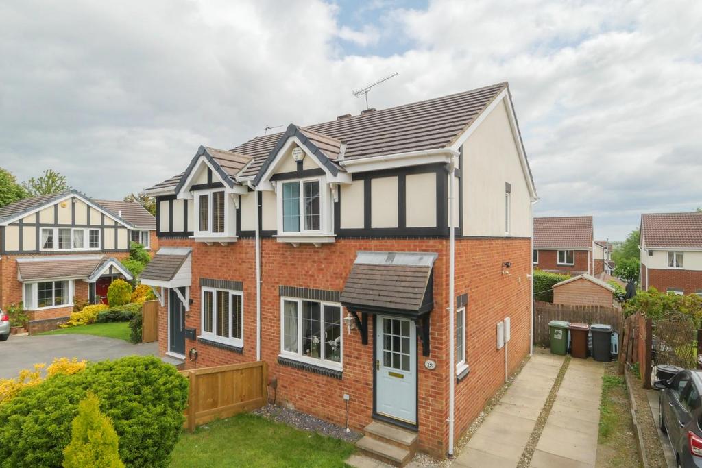 Camberley Close, Pudsey, LS28 8QT 2 bed semi-detached house - £220,000