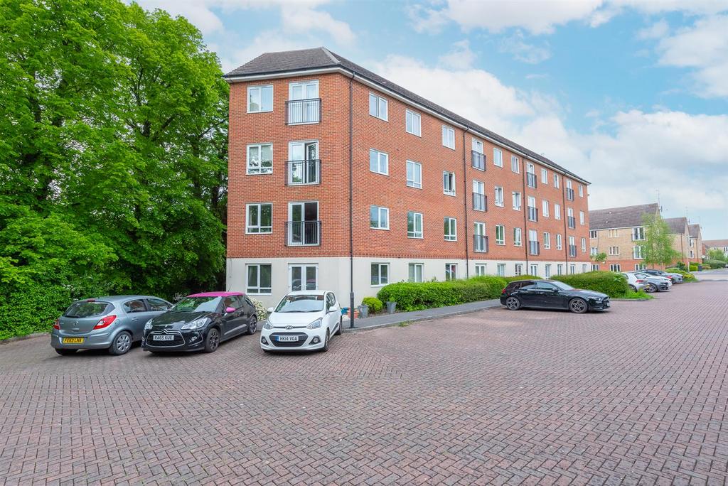 Skippetts Gardens, Basingstoke RG21 2 bed flat - £190,000