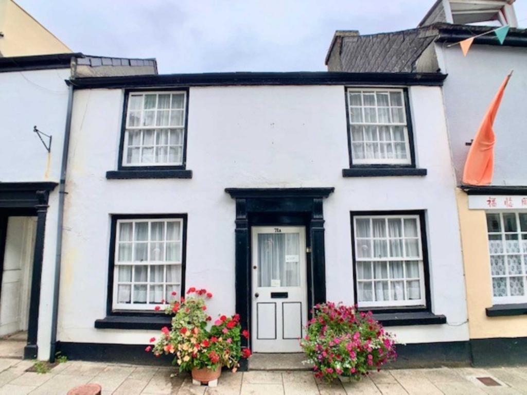 Fore Street, Buckfastleigh TQ11 2 bed cottage - £219,500