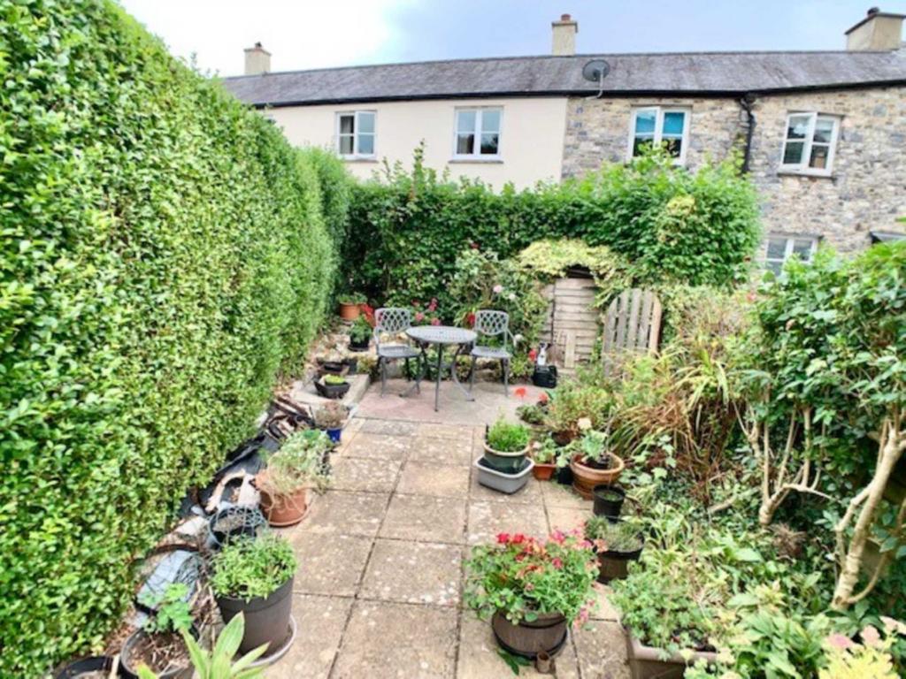 Fore Street, Buckfastleigh TQ11 2 bed cottage - £219,500