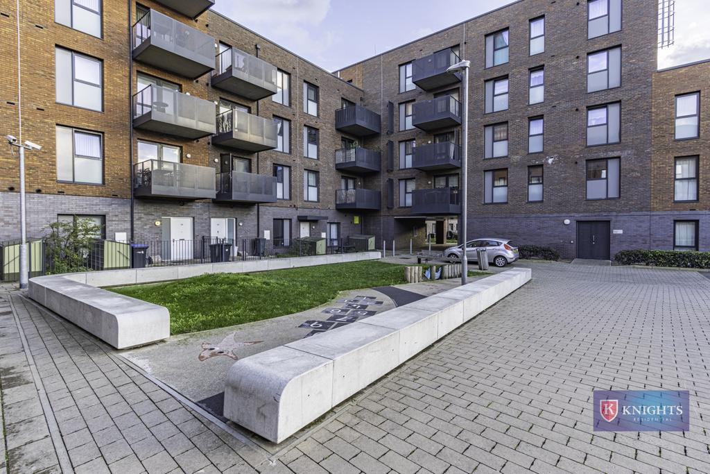 Hammond Court, Watermill Lane... 1 bed flat - £285,000