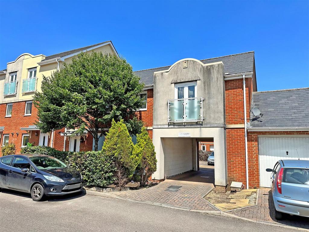 Parritt Road, Redhill 2 bed flat - £275,000