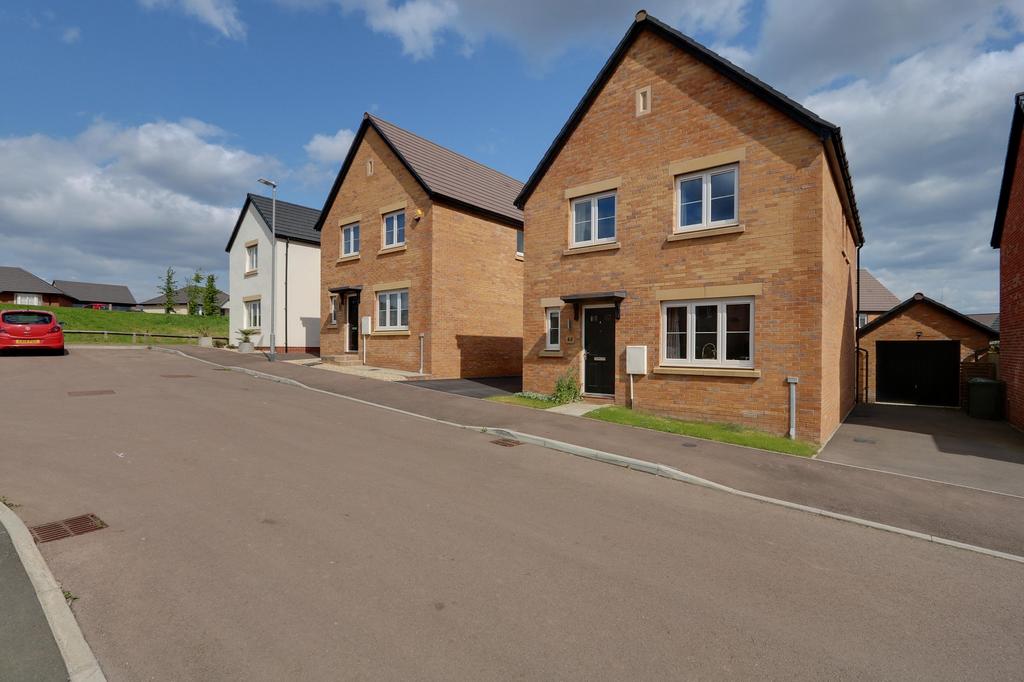 Barnett Way, Lydney. GL15 5FS 4 bed detached house - £299,999