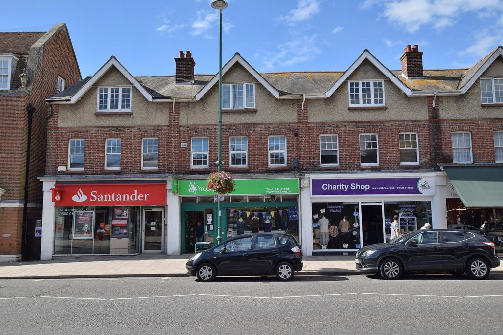 Station Road, New Milton, Hants. BH25 6LQ 2 bed flat for sale - £149,950