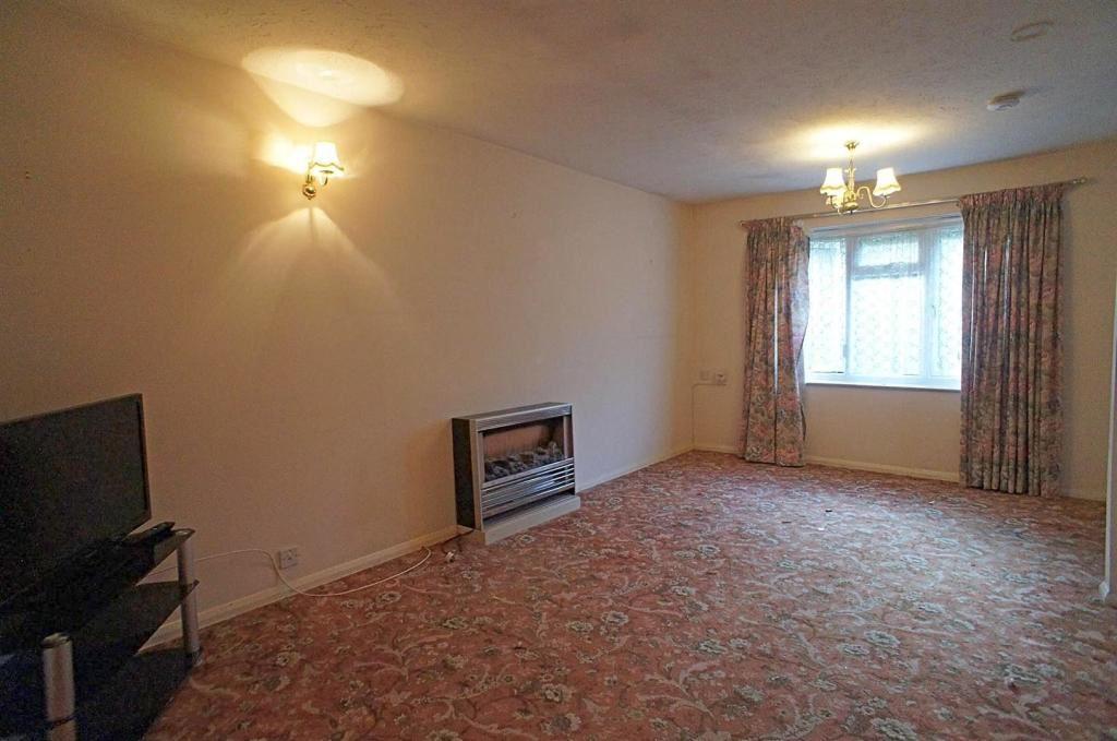 Riverside Court, 1 Chelwood Close... 2 bed flat - £100,000