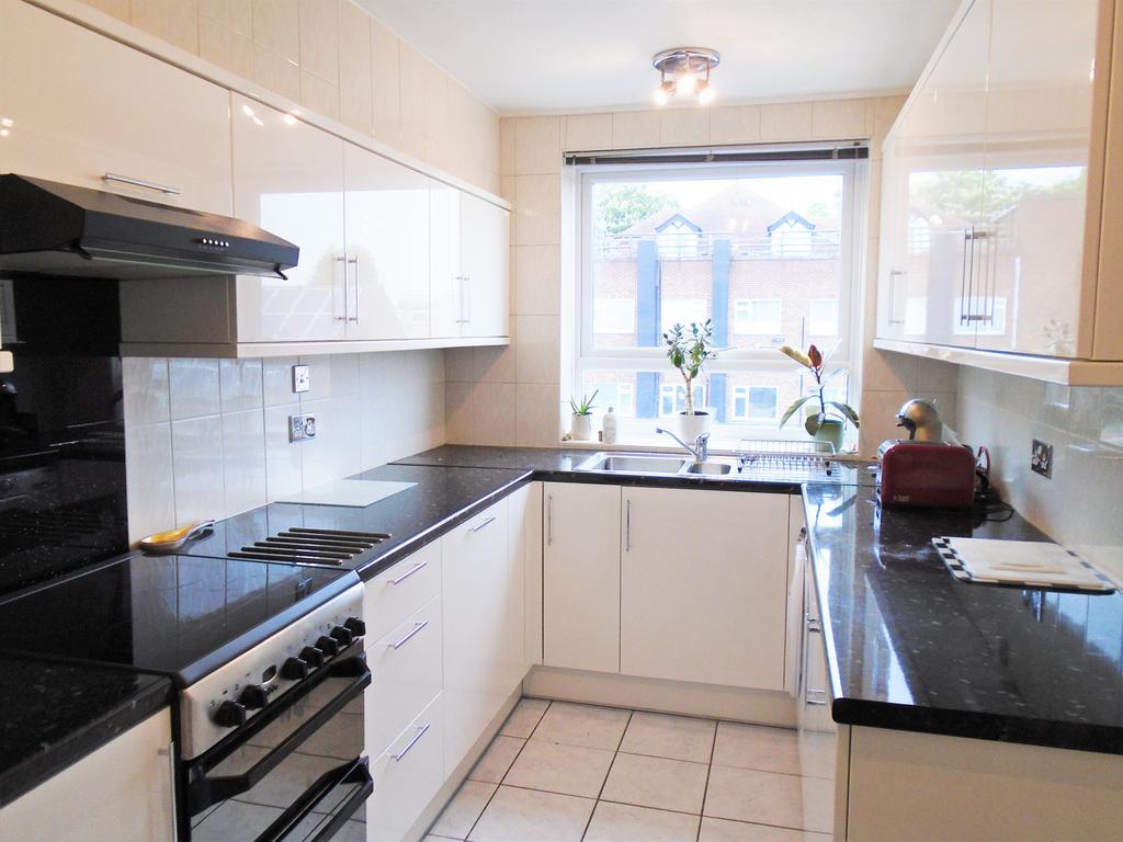 The Green, IG9 2 bed flat - £450,000