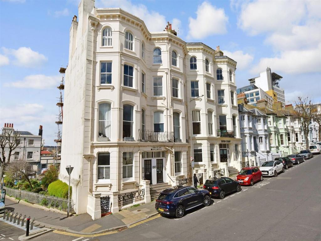 Eaton Place Brighton BN2 2 bed flat - £1,700 pcm (£392 pw)