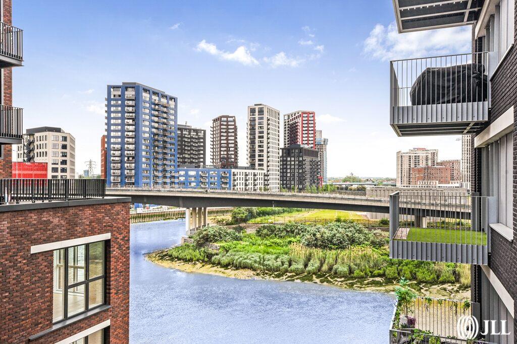 Goodluck Hope Walk, London E14 2 bed flat - £2,708 pcm (£625 pw)
