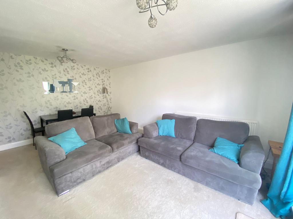 Tedder Close, Uxbridge, UB10 2 bed flat - £1,800 pcm (£415 pw)