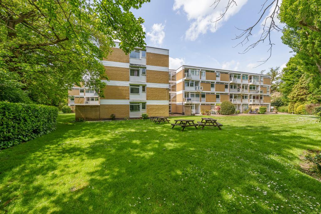 Park View Court, Woking, GU22 2 bed flat - £270,000