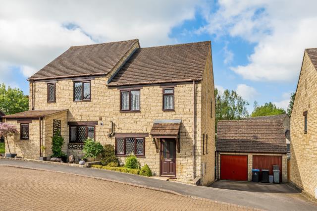 Chipping Norton, Oxfordshire, OX7 3 bed semi-detached house - £350,000