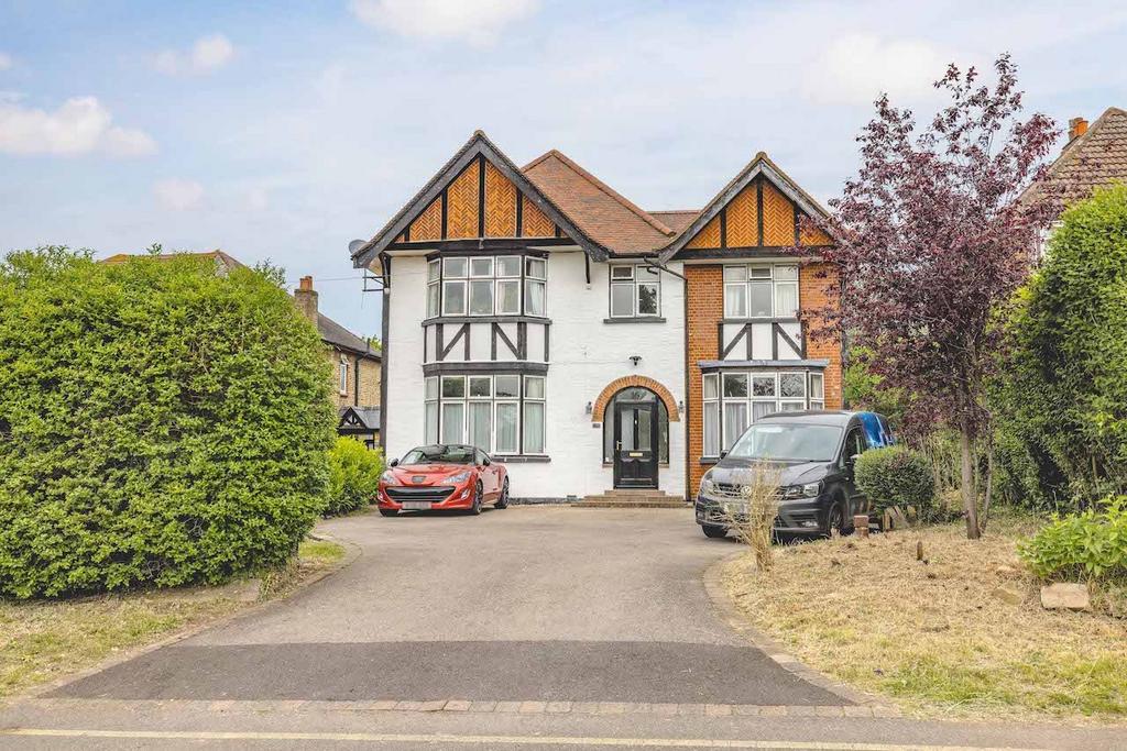 North Common Road, Uxbridge UB8 5 bed detached house - £1,100,000