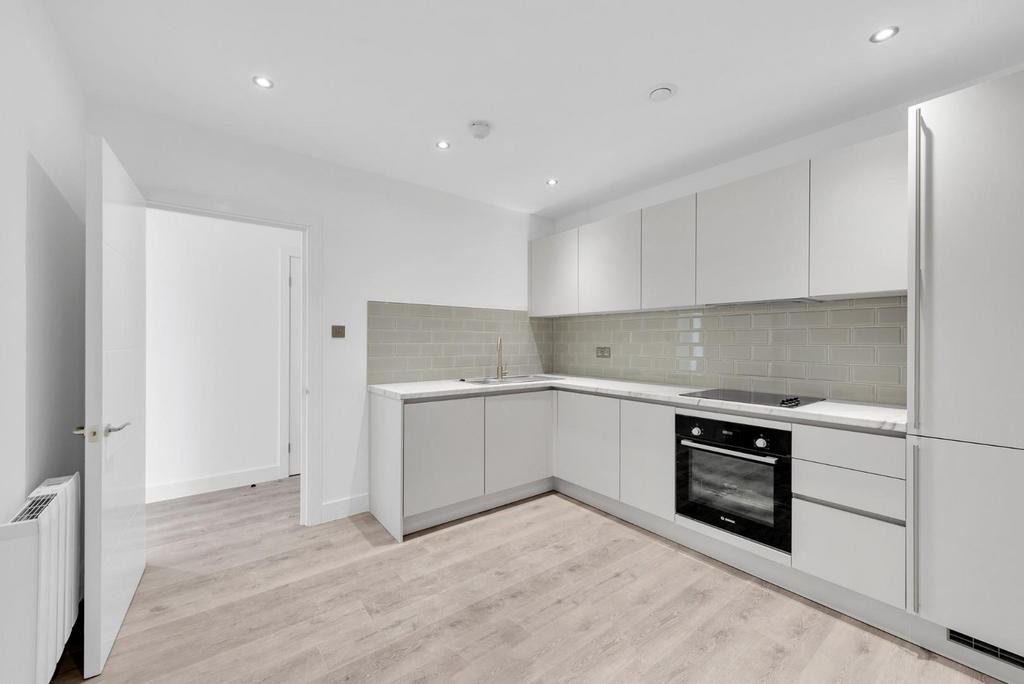 Victoria Road, Horley 1 bed flat - £1,100 pcm (£254 pw)