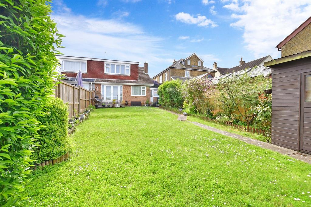 Sandwich Road, Eythorne, Kent 3 bed chalet - £360,000