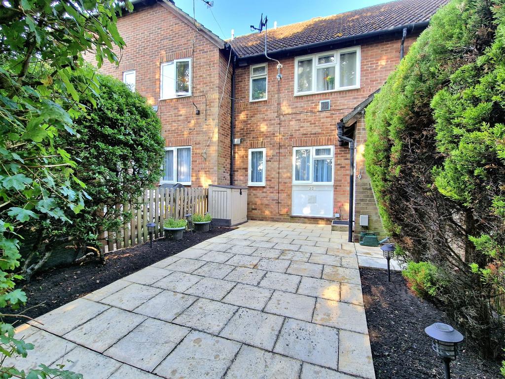 Morval Close, Farnborough 1 bed apartment - £1,050 pcm (£242 pw)