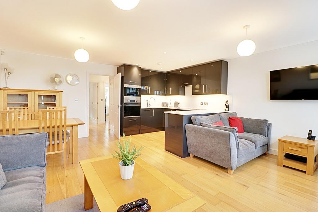 Station Road, Sawbridgeworth, CM21 2 bed maisonette - £1,250 pcm (£288 pw)