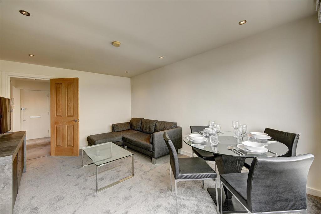 Fulham Road, London SW3 2 bed apartment - £3,683 pcm (£850 pw)