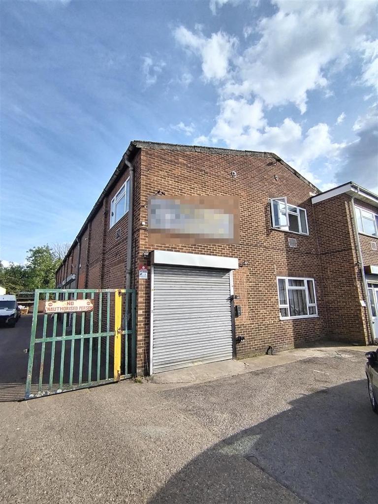 Central Way, Feltham Garage - £2,500 pcm (£577 pw)