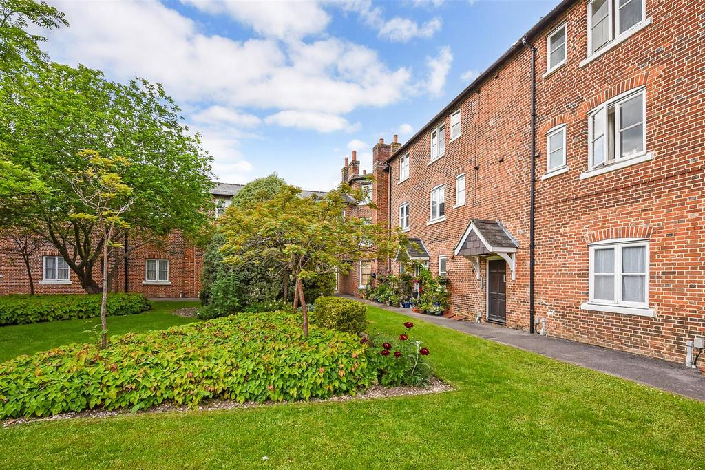 Junction Road, Andover 1 bed flat - £160,000