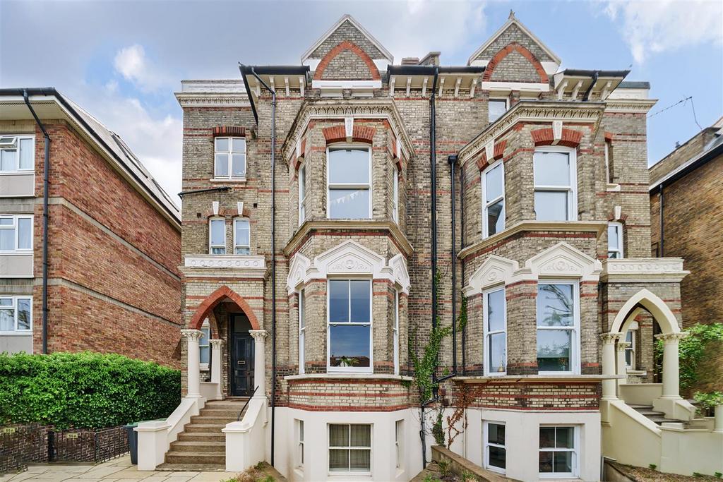 Maple Road, Surbiton 2 bed apartment - £1,950 pcm (£450 pw)