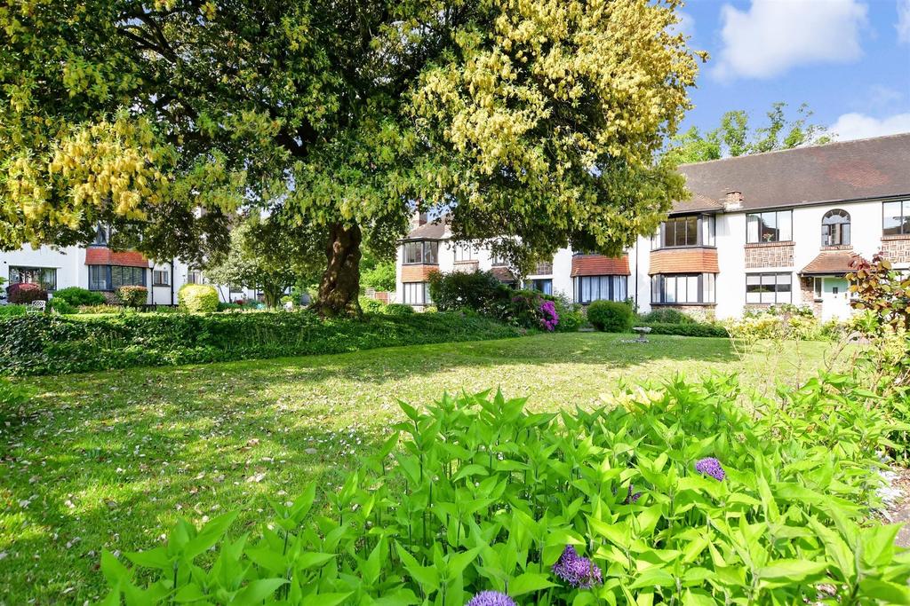 Forest Court, London 2 bed ground floor flat - £425,000