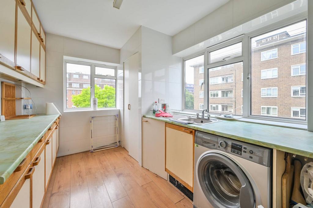 Elgood House, St John's Wood, London... 3 bed flat - £3,250 pcm (£750 pw)