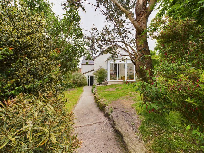 Lanner outskirts, Redruth 2 bed cottage - £250,000