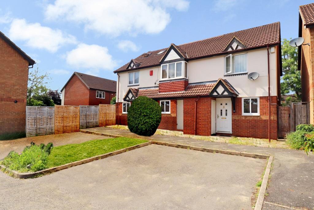 Farmbrook, Bushmead, Luton... 2 bed end of terrace house - £265,000