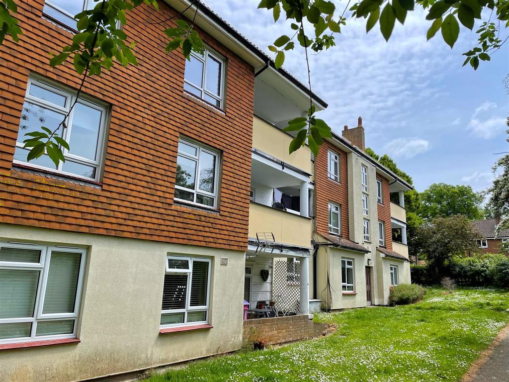 Kemsing Close, Bromley 3 bed apartment - £1,650 pcm (£381 pw)