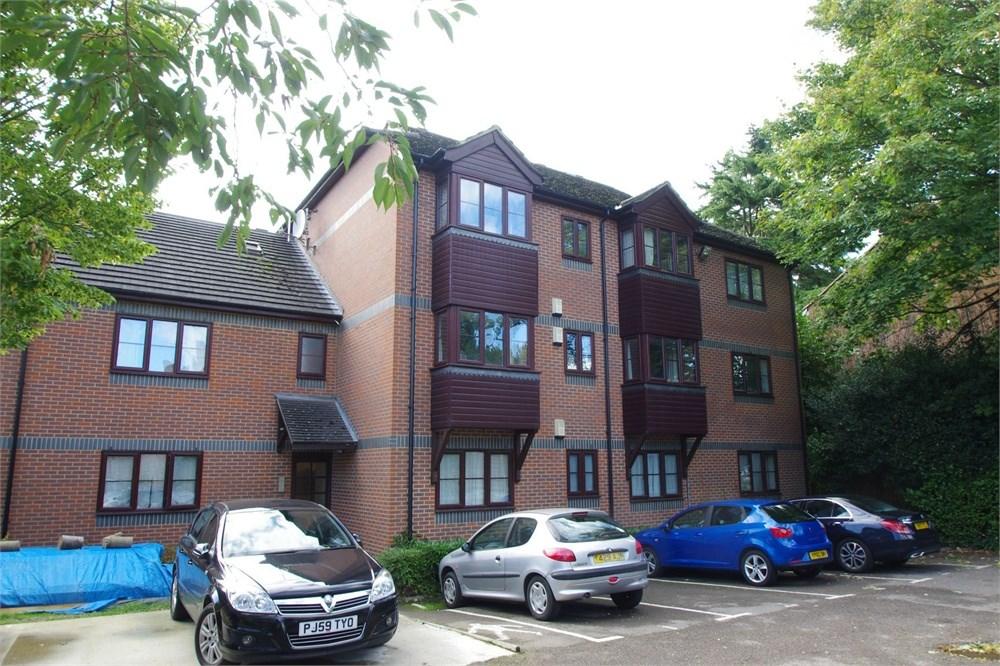 Dellfield Court, Hempstead Road... 3 bed apartment - £1,600 pcm (£369 pw)