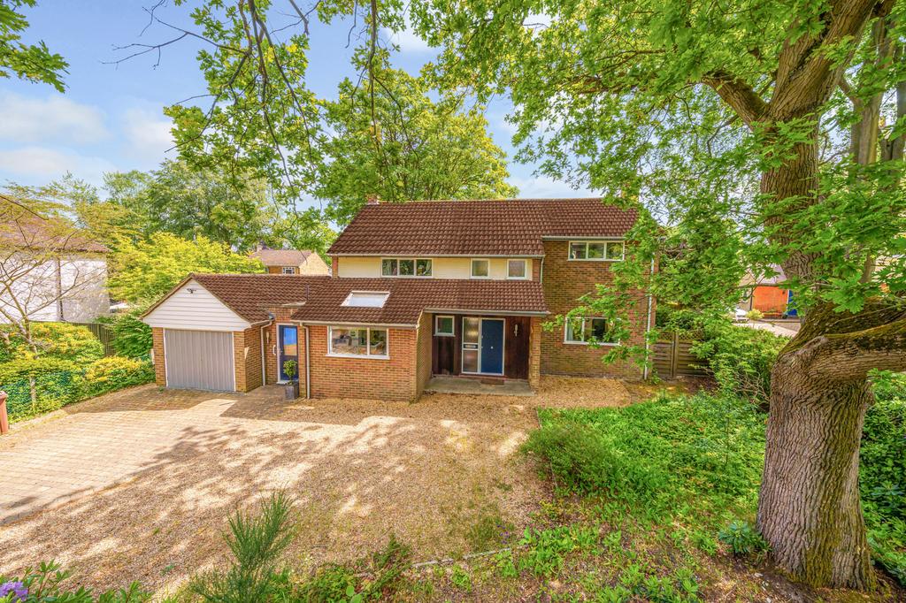 Pirbright Road, Farnborough, GU14 4 bed detached house - £875,000