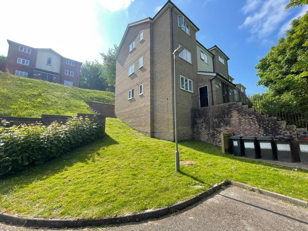 Lingfield Close, Hp13 2 bed flat - £1,200 pcm (£277 pw)