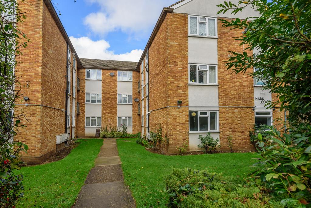 Edgeworth Road, Cockfosters, Barnet, EN4 2 bed apartment - £295,000