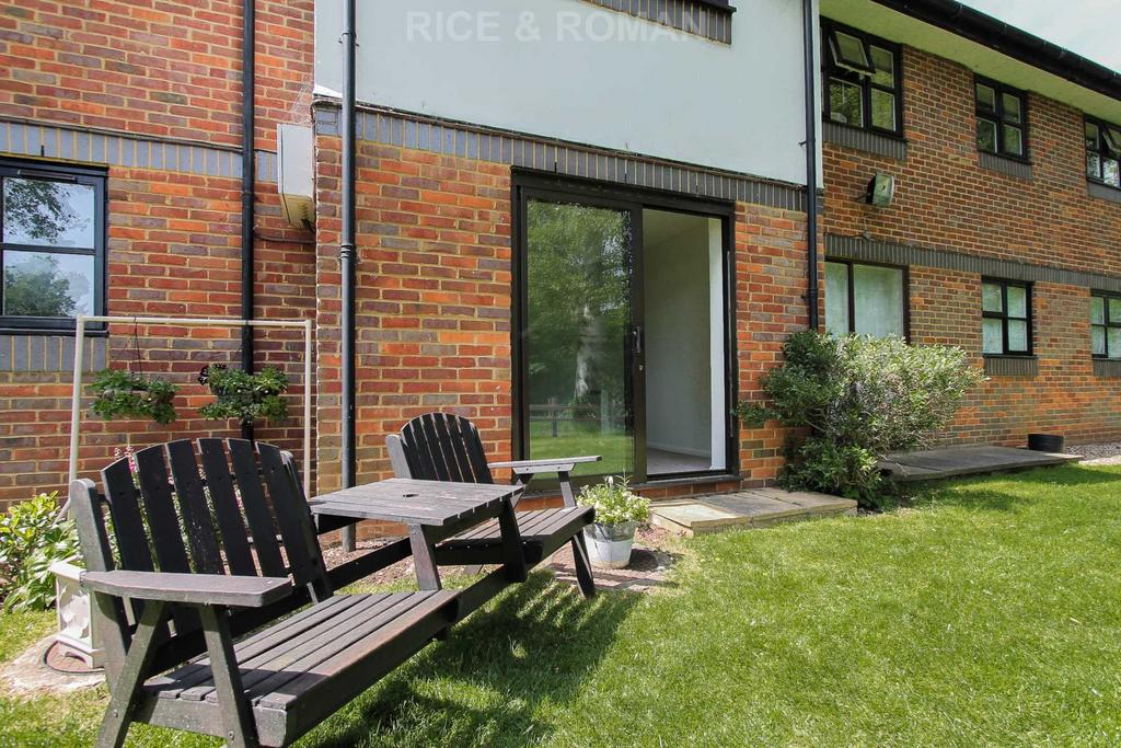 Addlestone KT15 1 bed retirement property - £170,000