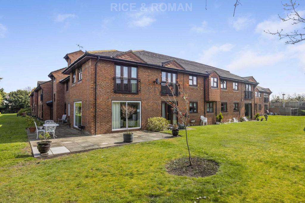 St Georges Road, Addlestone KT15 2 bed retirement property for sale - £ ...