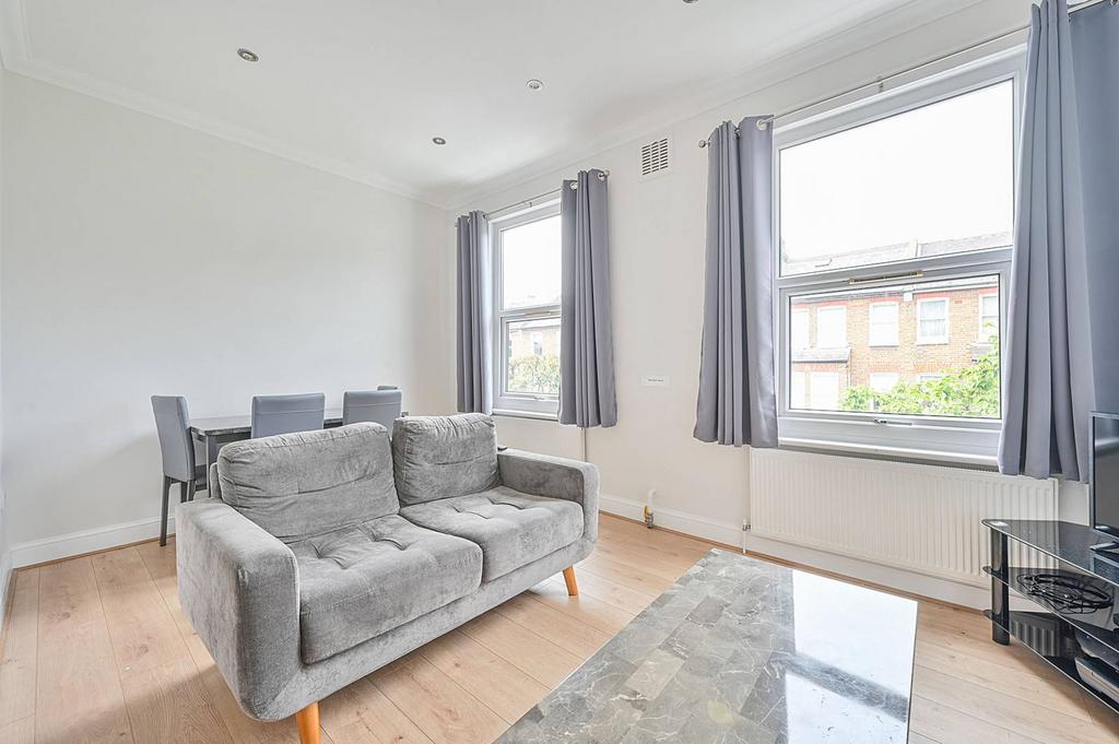 Sulgrave Road, Hammersmith, London, W6 3 bed flat - £2,850 pcm (£658 pw)