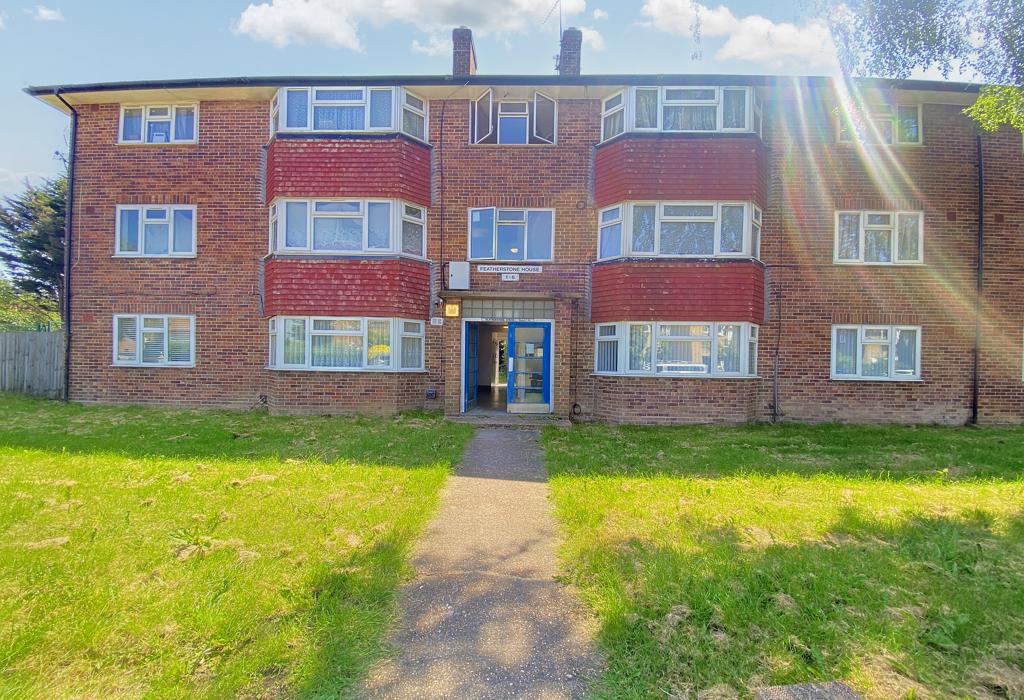 Featherstone House, Hornbeam Road... 2 bed flat - £1,600 pcm (£369 pw)