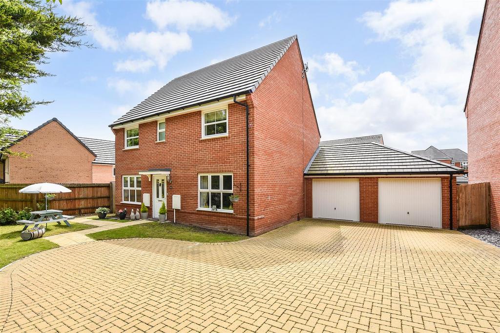 Draper Close, Andover 4 bed detached house - £525,000