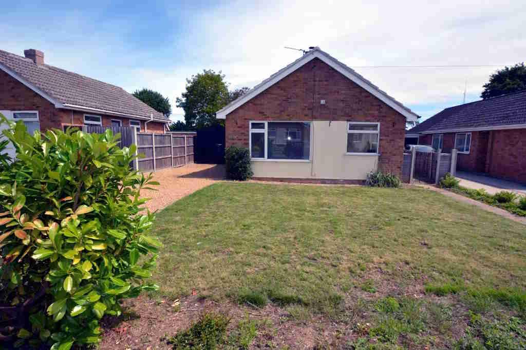 Manor Park Gardens, Long Stratton -... 2 bed detached bungalow - £245,000