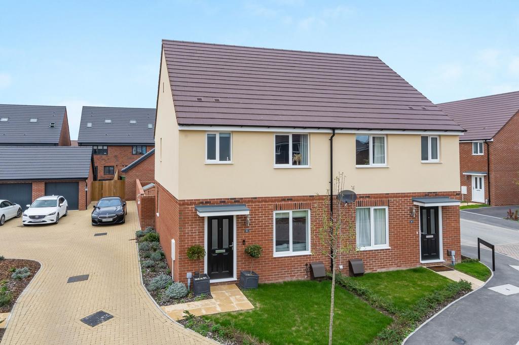 Wantage OX12 2 bed semi-detached house - £335,000